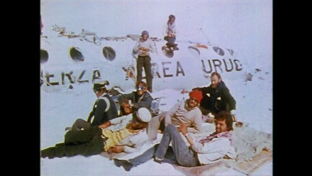 Comi meus amigos para sobreviver relembra vítima de acidente aéreo BBC News Brasil