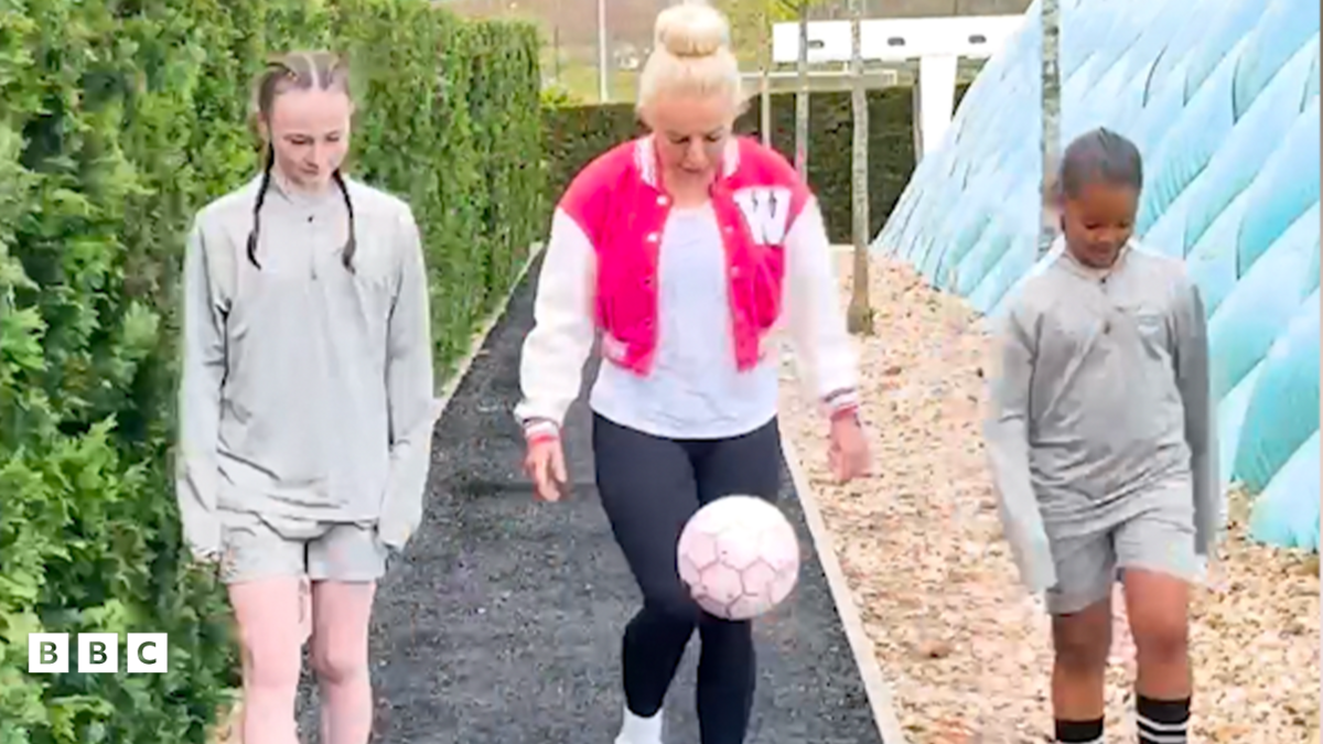 Liv Cooke Football Skills: Tour Challenge - CBBC