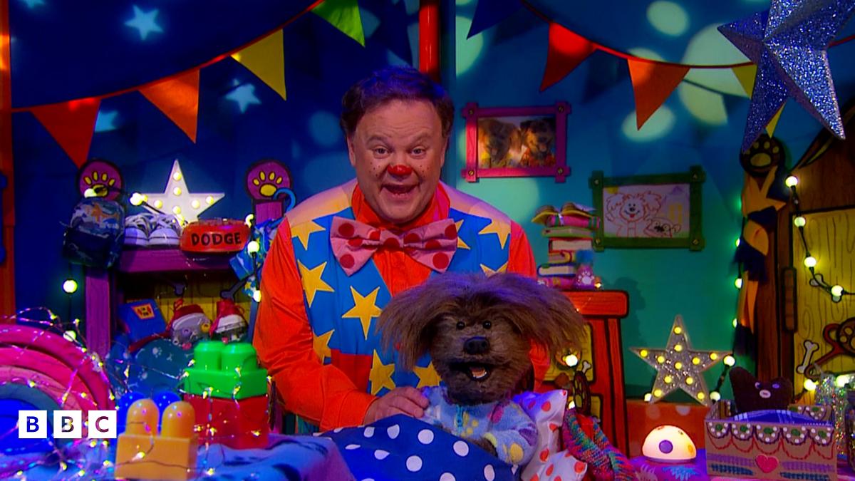 CBeebies House: Watch Mr Tumble sing a lullaby to help Dodge fall ...