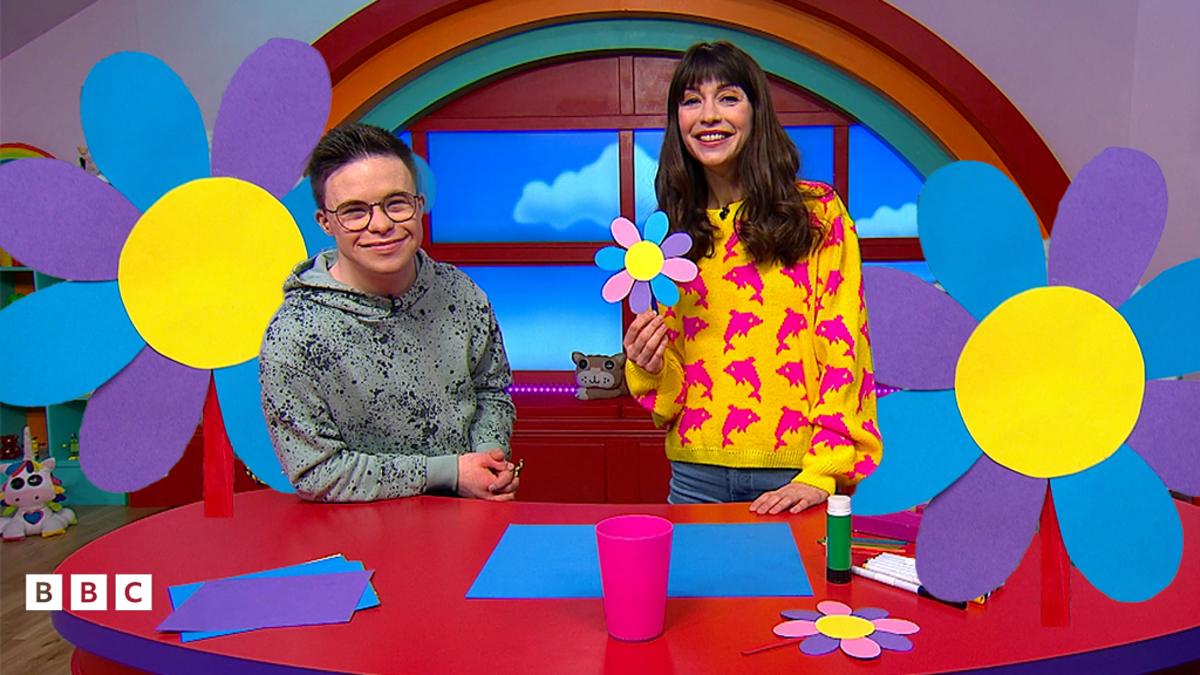 Easy Mother's Day gift | Craft activity for young kids - CBeebies