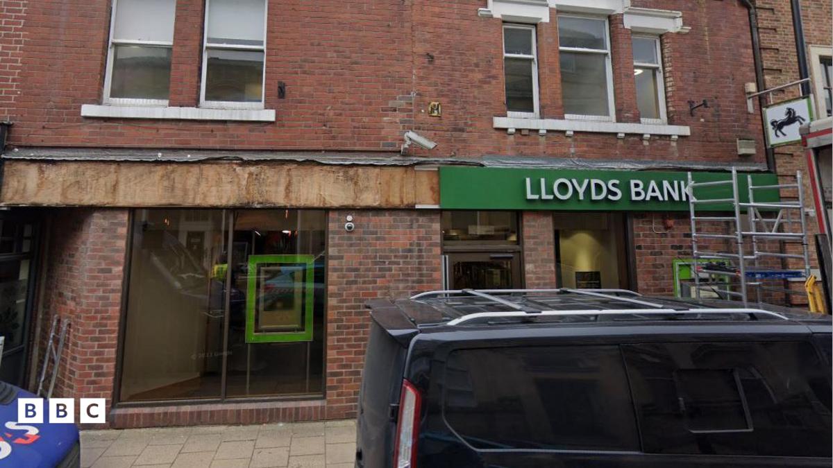 Pontefract former bank to become pub after permission granted - BBC