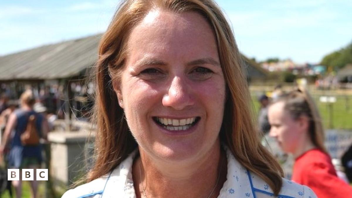 AS Môn yn gwisgo siaced atal trywanu i gwrdd ag etholwyr - BBC Cymru Fyw