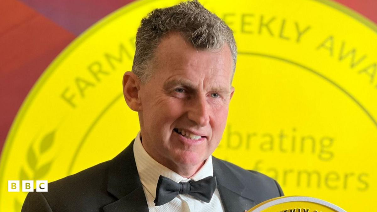 Nigel Owens yn ennill gwobr ffermio Farmers Weekly - BBC Cymru Fyw