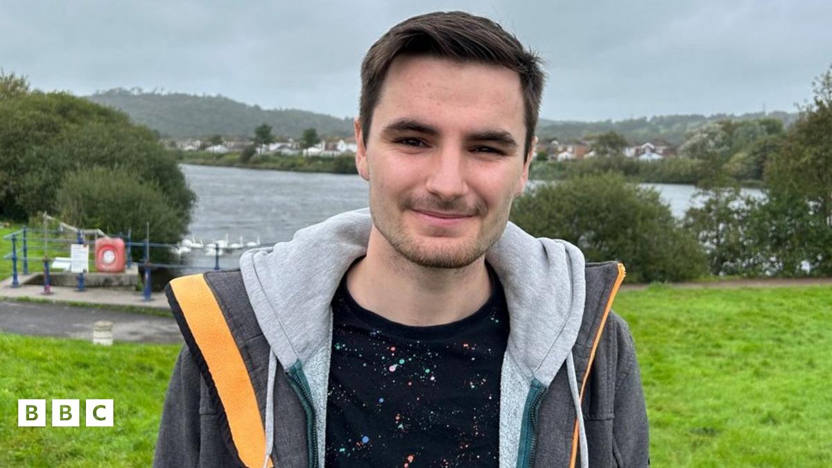 'Mor bwysig' trafod iechyd meddwl pobl ifanc yn y dosbarth - BBC Cymru Fyw