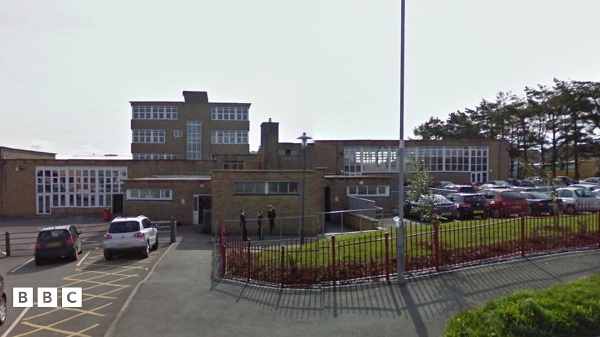 Colli staff a disgyblion Preseli wrth i ysgol newydd agor? - BBC Cymru Fyw