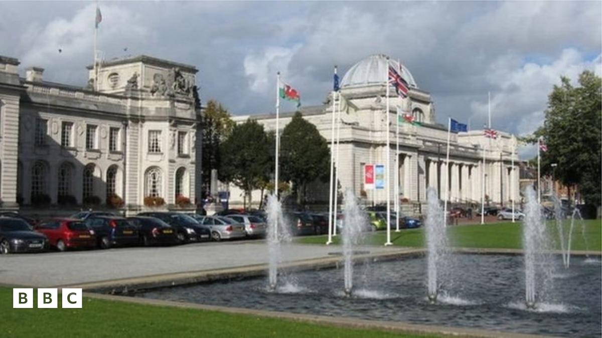Ymddygiad yn 'peryglu enw da' Cyngor Caerdydd - BBC Cymru Fyw