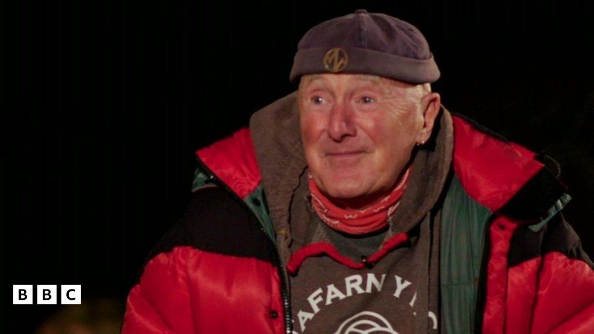 Y cerddor, actor a'r digrifwr Dewi Pws Morris wedi marw - BBC Cymru Fyw