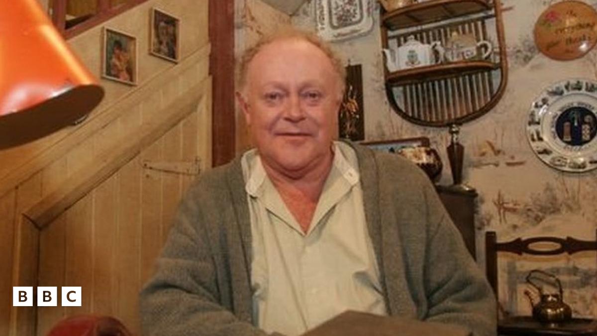 Teyrngedau i'r actor Robert Blythe - BBC Cymru Fyw