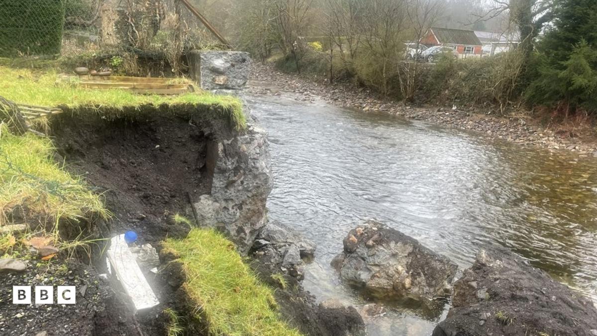 'Hunllef' i gwpl ar ôl i wal eu gardd ddisgyn i Afon Tawe - BBC Cymru Fyw