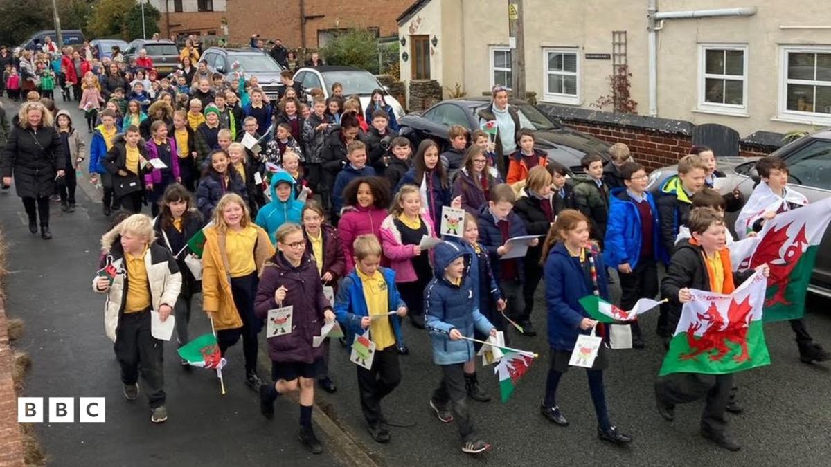 Dathlu canmlwyddiant adran gyntaf yr Urdd yn Nhreuddyn - BBC Cymru Fyw