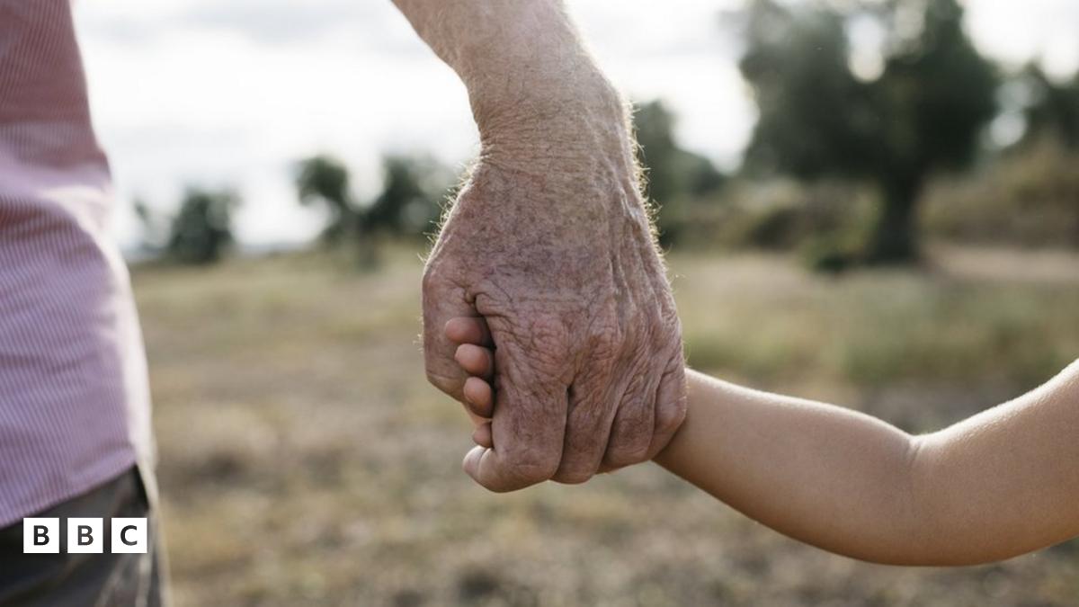 Gofalwyr plant sy'n perthyn yn darparu 'gofal rhad' - BBC Cymru Fyw