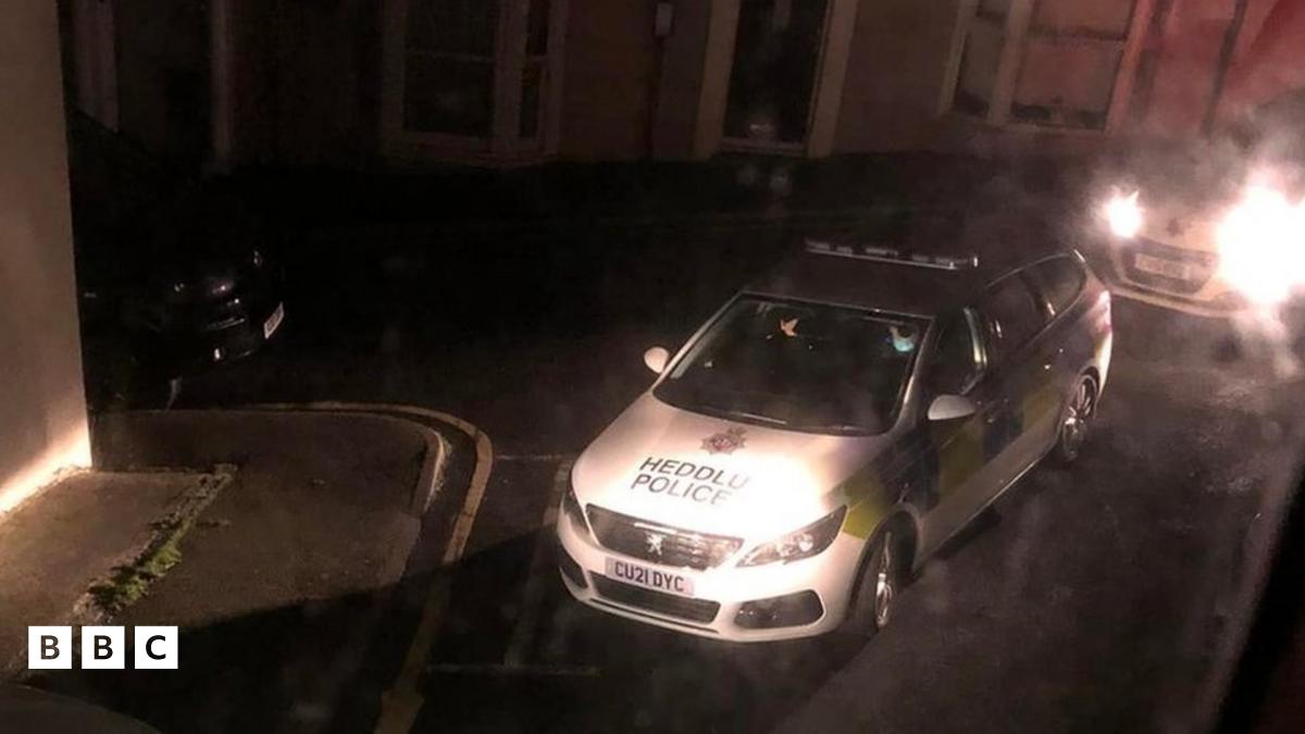 Pobl yn 'gwerthu cyffuriau'n agored' yn Aberystwyth - BBC Cymru Fyw