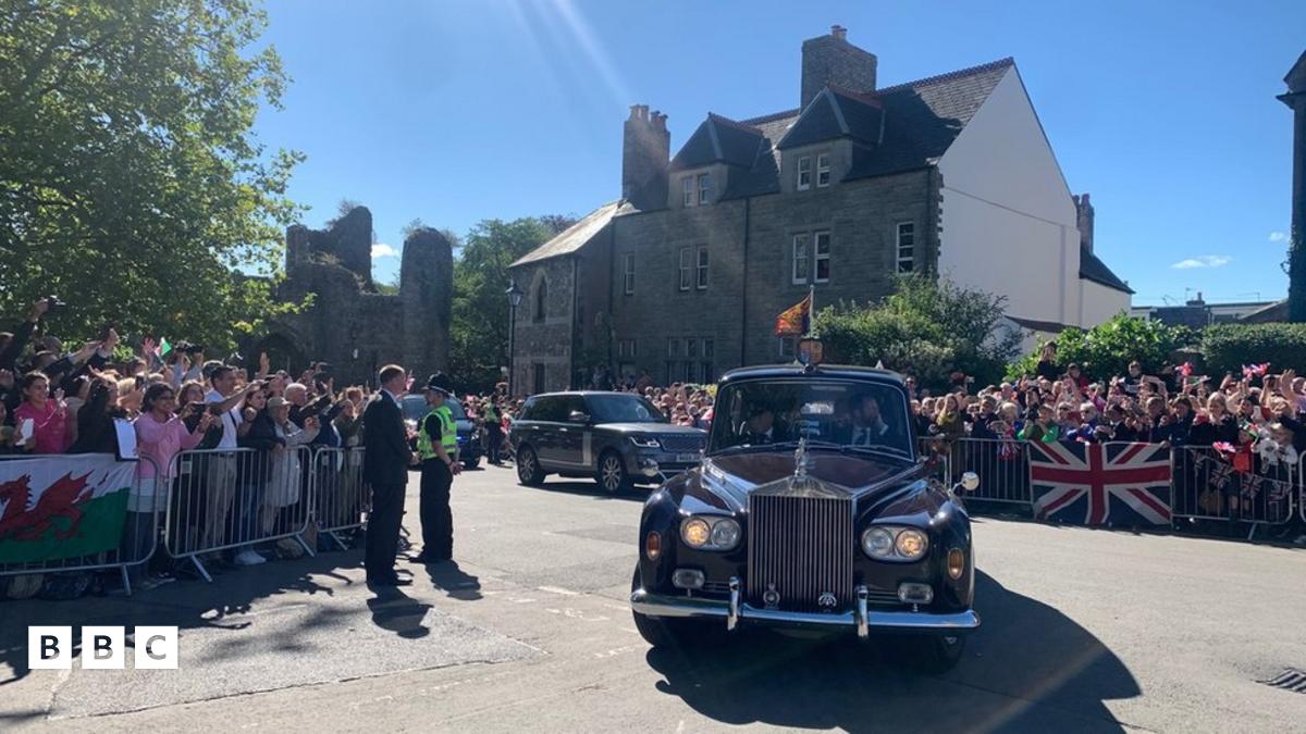 Torfeydd yn cyfarch Brenin Charles III yng Nghaerdydd - BBC Cymru Fyw