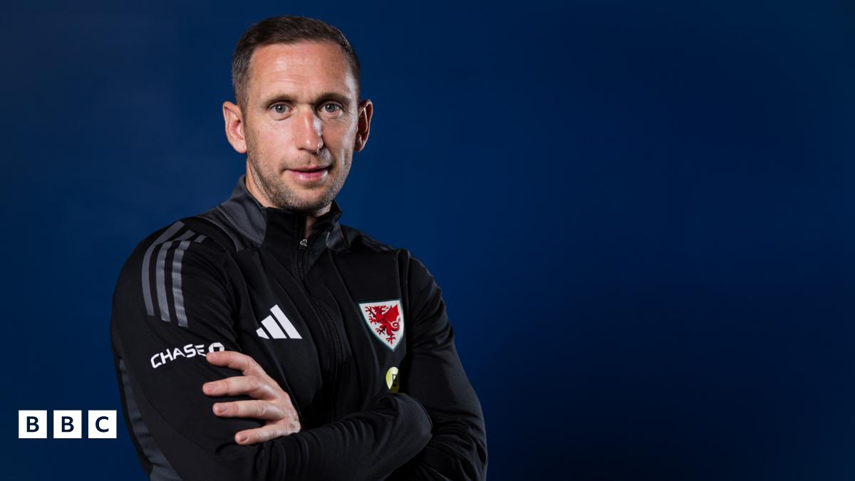 Bellamy yn cyhoeddi aelodau newydd tîm hyfforddi Cymru - BBC Cymru Fyw