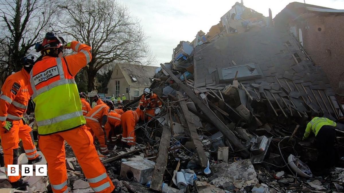 Balchder er y perygl i barafeddygon ar safle ffrwydrad Treforys - BBC ...