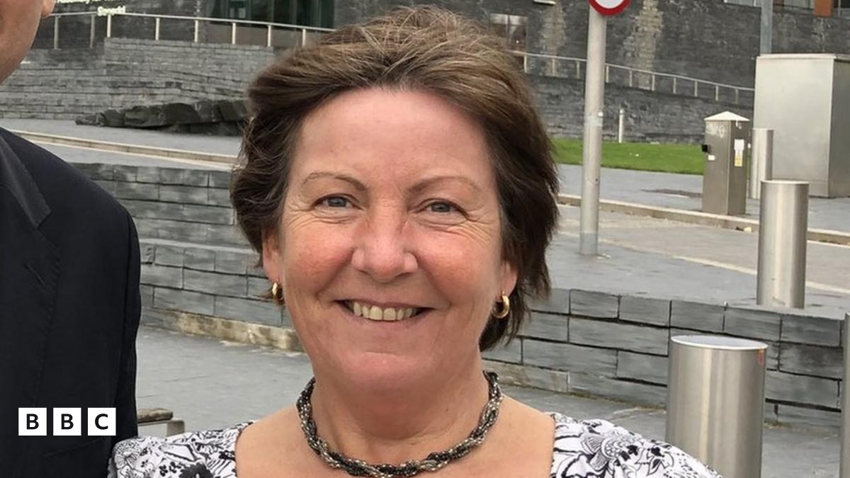 Diarddel yr AC annibynnol Mandy Jones o blaid UKIP - BBC Cymru Fyw