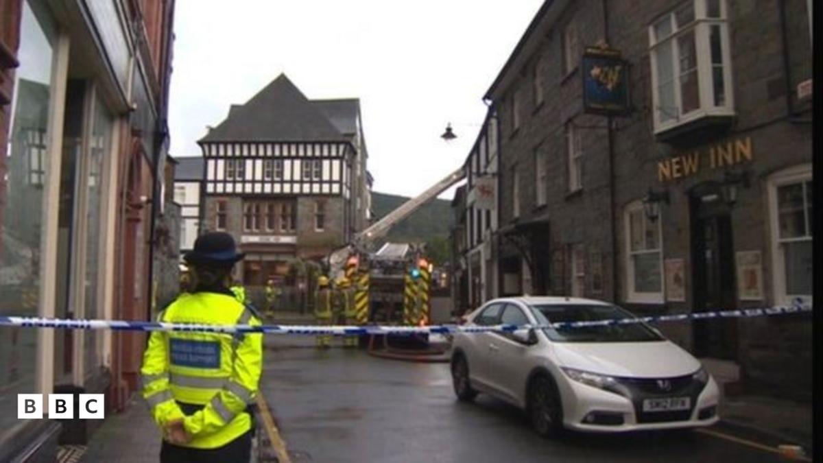 Cwest Llanrwst: 'Fflamau' mewn sychwr dillad - BBC Cymru Fyw