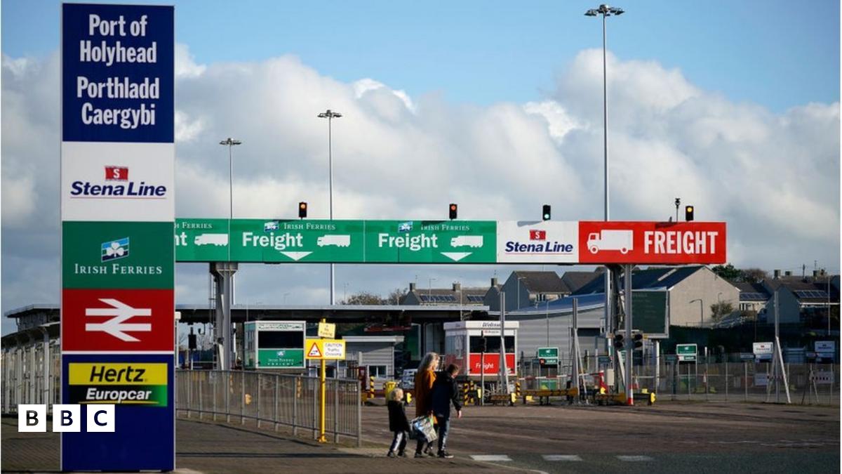 Ni fydd arhosfan lorïau'n dod yn ganolfan tollau - BBC Cymru Fyw