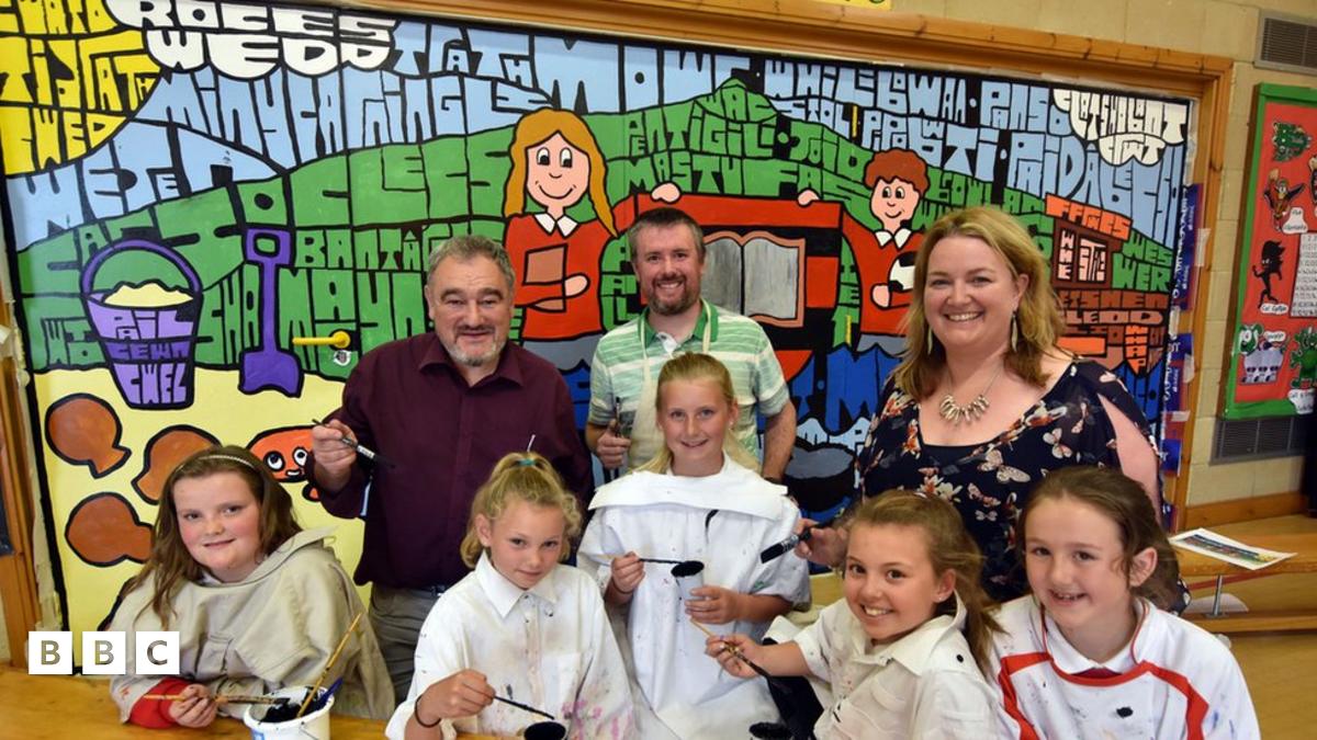 'Wal dafodiaith' mewn ysgol i ddathlu iaith Penfro - BBC Cymru Fyw