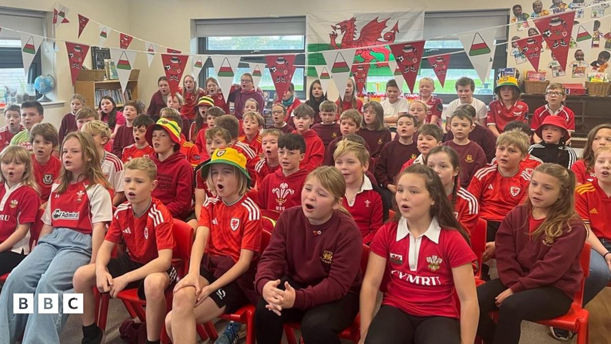 Ysgolion Cymru yn uno mewn jambori cyn Cwpan y Byd - BBC Cymru Fyw