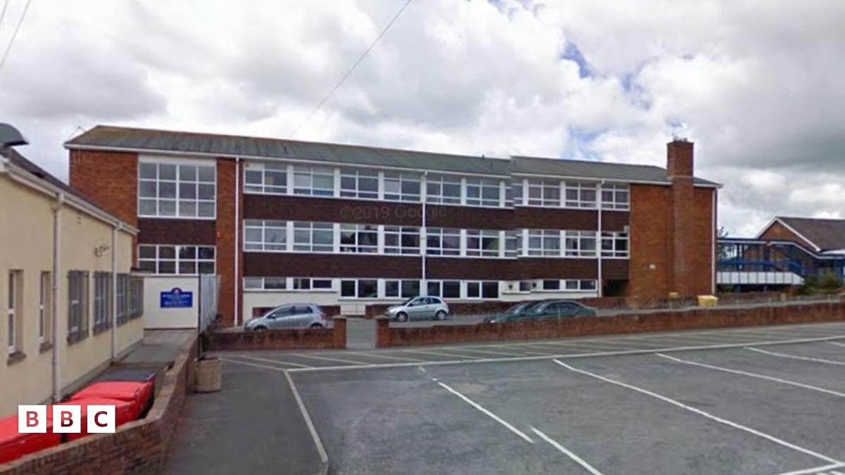 Cau ysgol yn syth wedi i aelod o staff gael coronafeirws - BBC Cymru Fyw