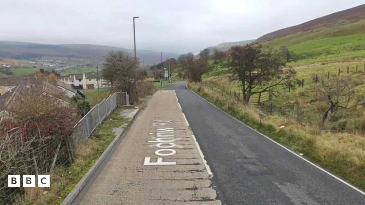 Apêl am dystion wedi i ddyn farw mewn gwrthdrawiad - BBC Cymru Fyw