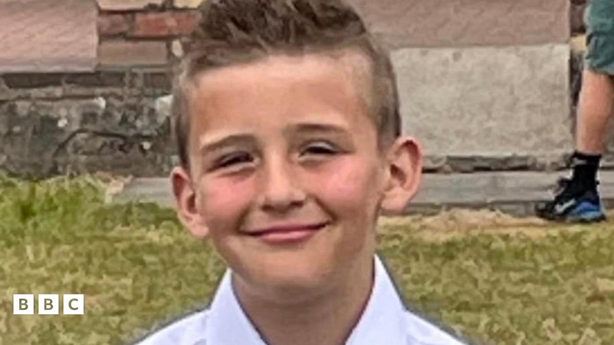 Bachgen 10 oed wedi marw ar ôl syrthio o siglen raff - BBC Cymru Fyw