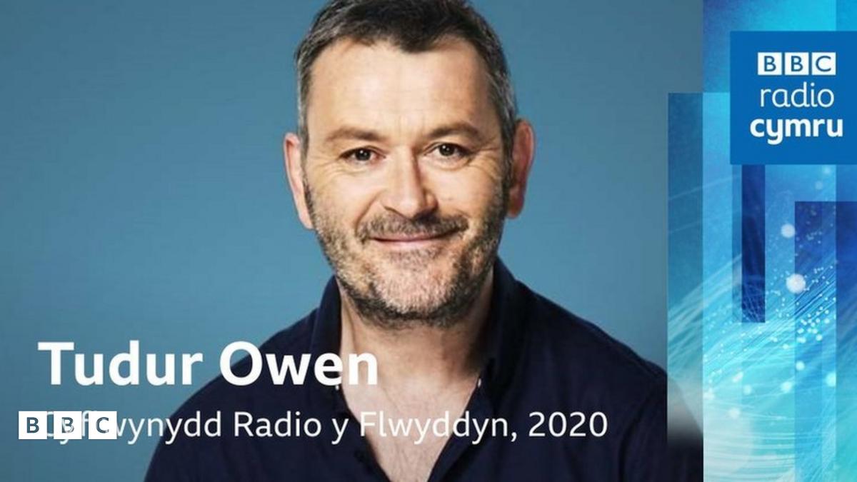Tudur Owen yn ennill gwobr y cyflwynydd radio gorau - BBC Cymru Fyw