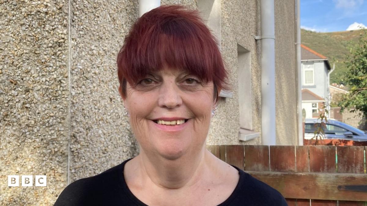 'Ar y dibyn ar ôl mynd i £28,000 o ddyledion' - BBC Cymru Fyw