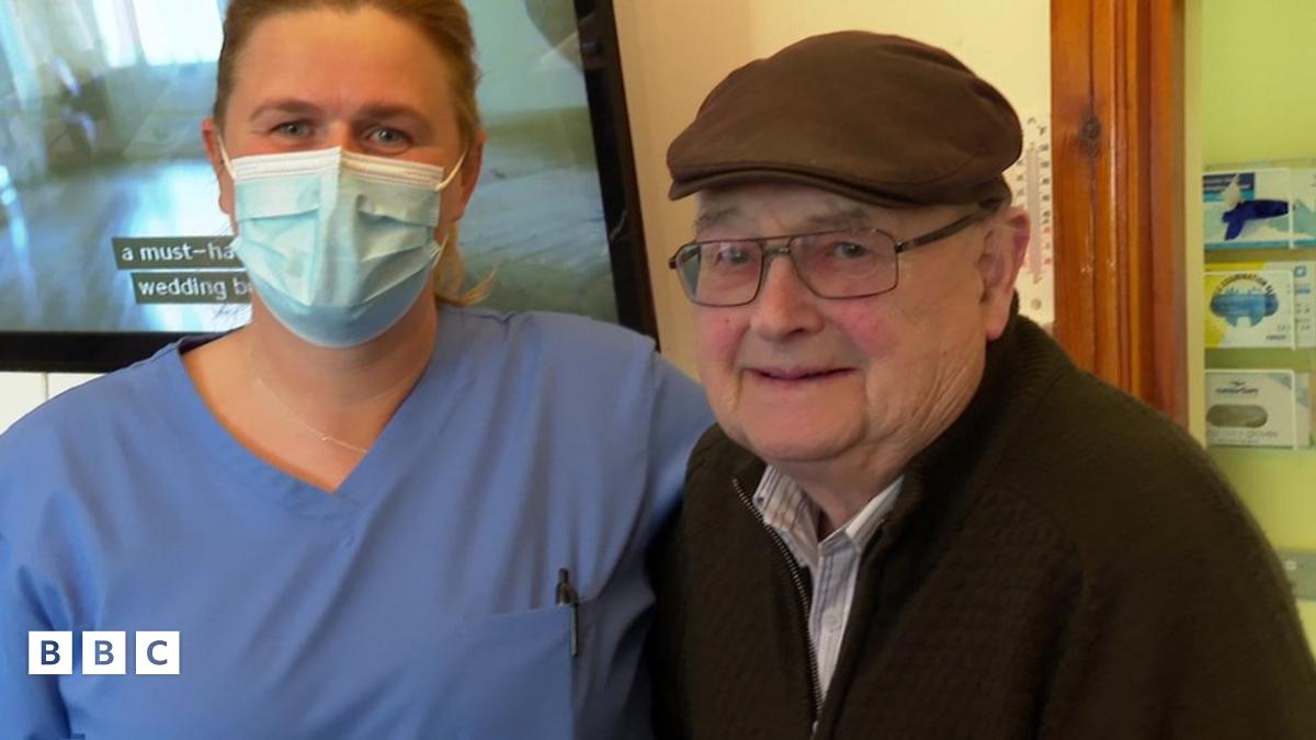 'Creisis' staff gofal yn rhoi pwysau 'ar bawb' - BBC Cymru Fyw