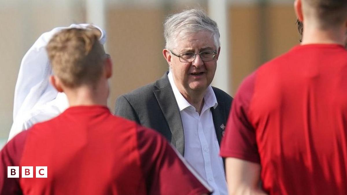 Qatar: Drakeford 'ddim yn difaru' aros mewn gwesty pum seren am ddim - BBC Cymru Fyw