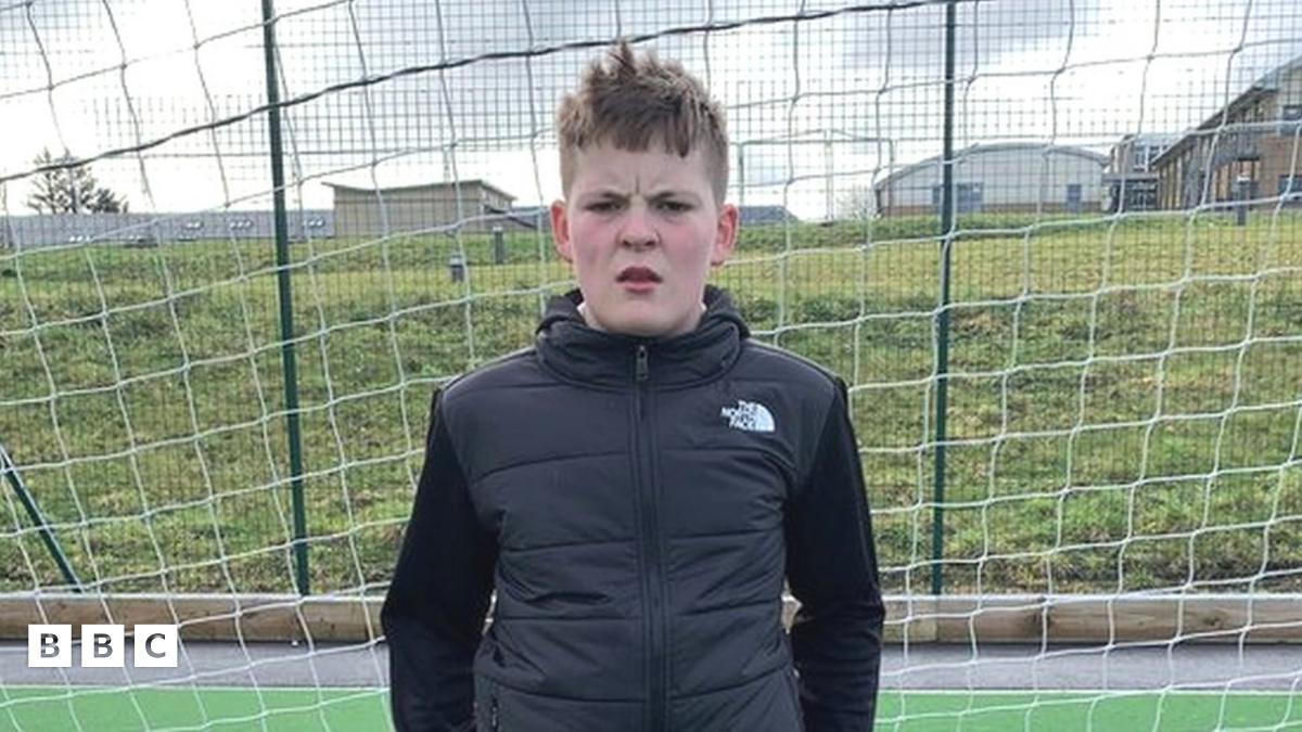 Bachgen, 13, yn arwr wrth i'w fam lewygu wrth y llyw - BBC Cymru Fyw