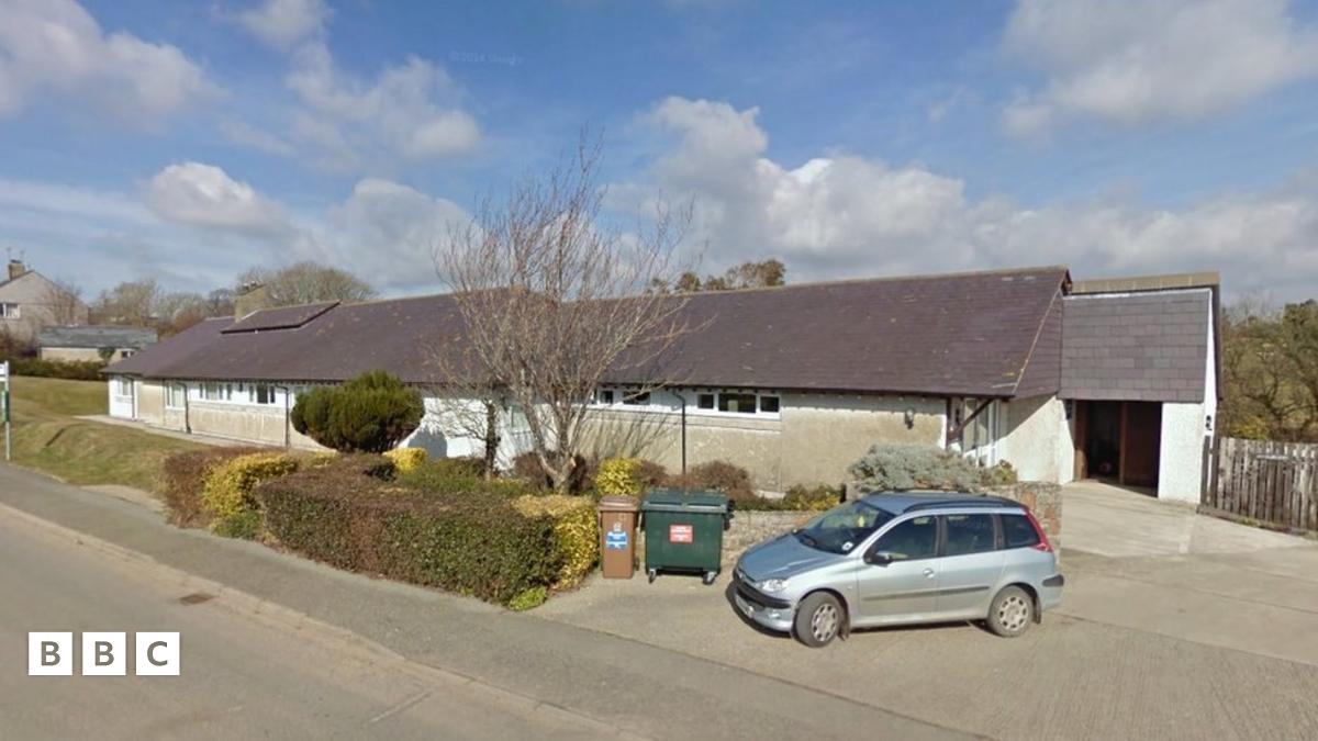 Hysbyseb am feddyg i Fotwnnog yn creu nyth cacwn - BBC Cymru Fyw