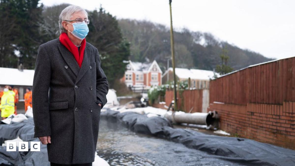 Pum mlynedd y Prif Weinidog mewn lluniau - BBC Cymru Fyw