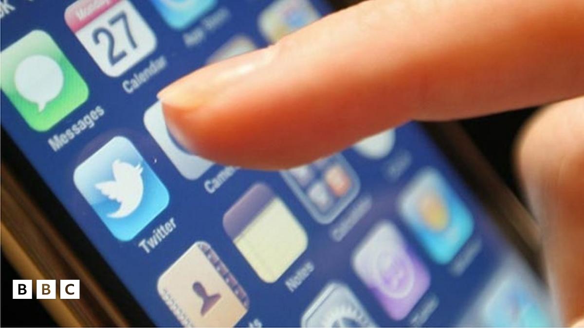 'Meddyliwch' cyn tynnu llun o wrthdrawiad ffordd - BBC Cymru Fyw