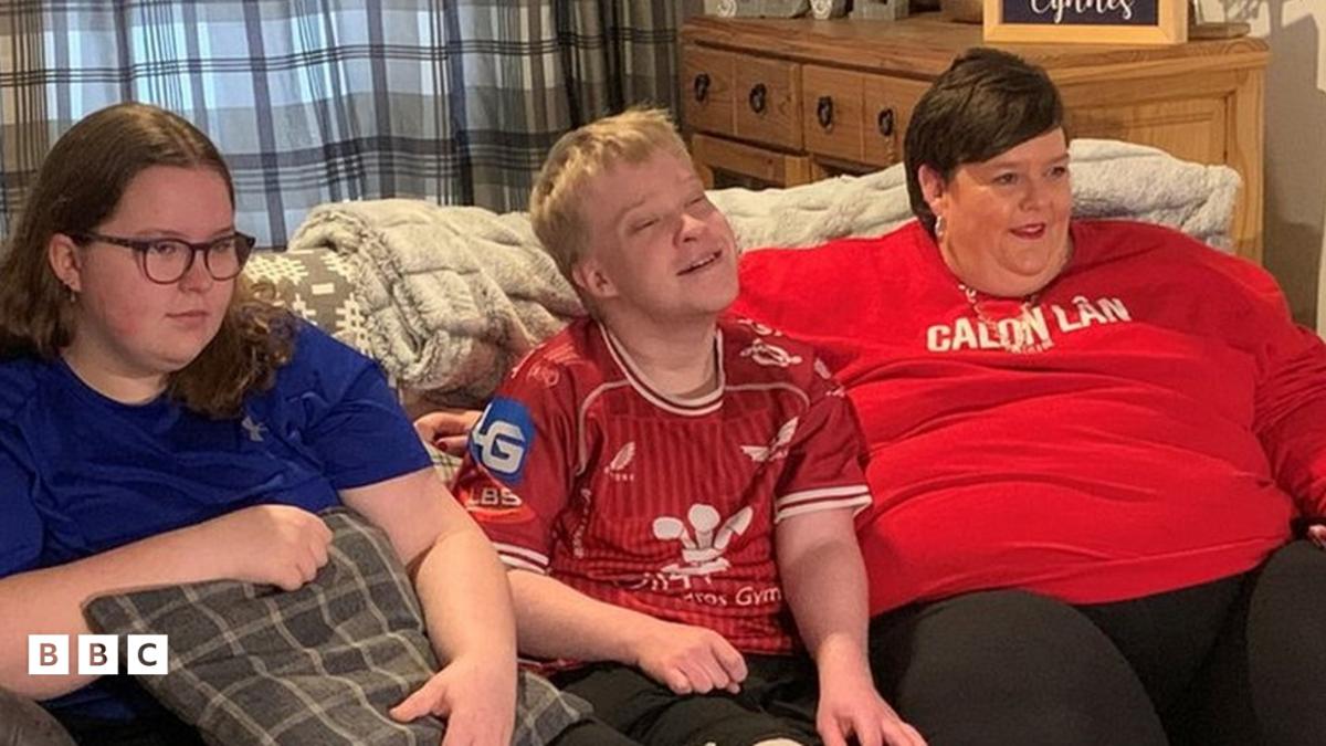 Pwysig dysgu am fywydau pobl anabl, medd sêr Gogglebocs - BBC Cymru Fyw