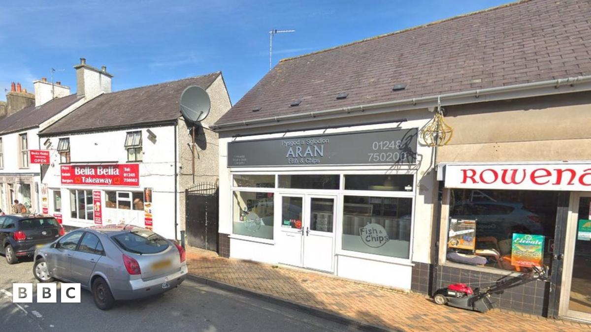 Dirwy i berchennog siop sglodion yn Llangefni - BBC Cymru Fyw