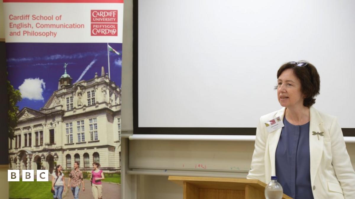 Bardd y Mis: Pum munud gyda Katie Gramich - BBC Cymru Fyw