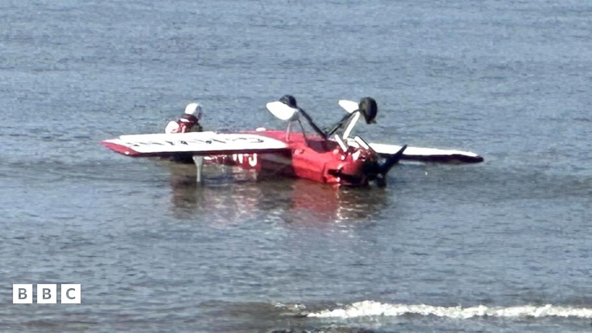 Awyren wedi plymio i'r môr ger Porthcawl - BBC Cymru Fyw