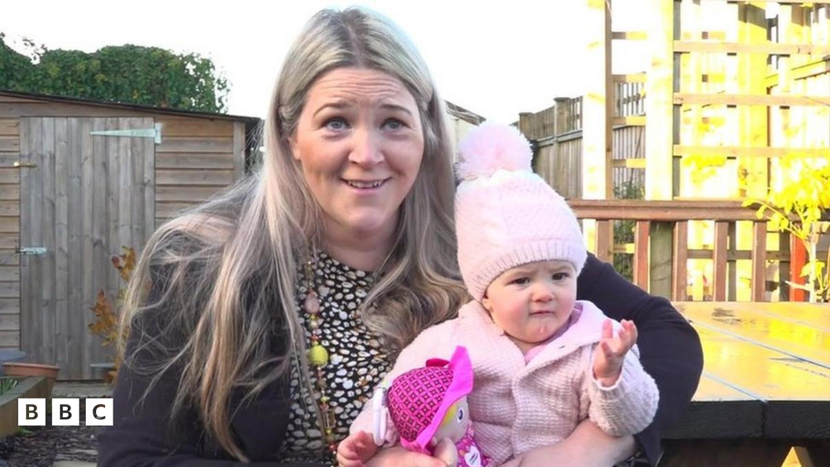 Rheolau ymweld unedau mamolaeth yn 'annheg' - BBC Cymru Fyw