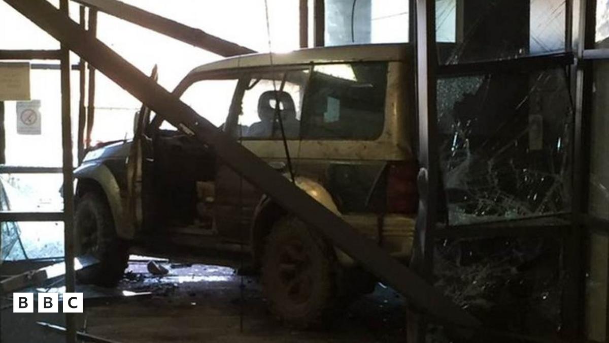 Cerbyd yn taro prif fynedfa Ysbyty yng Nglyn Ebwy - BBC Cymru Fyw