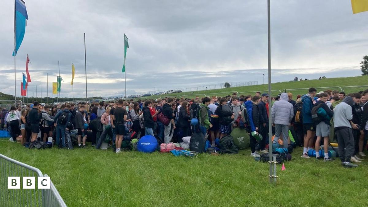 Maes B: 'Dim ymddiheuro' am giwio nos Fawrth - BBC Cymru Fyw