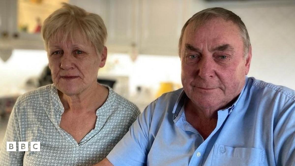 Cyn-isbostfeistr wedi talu dros £43,000 i Swyddfa'r Post - BBC Cymru Fyw
