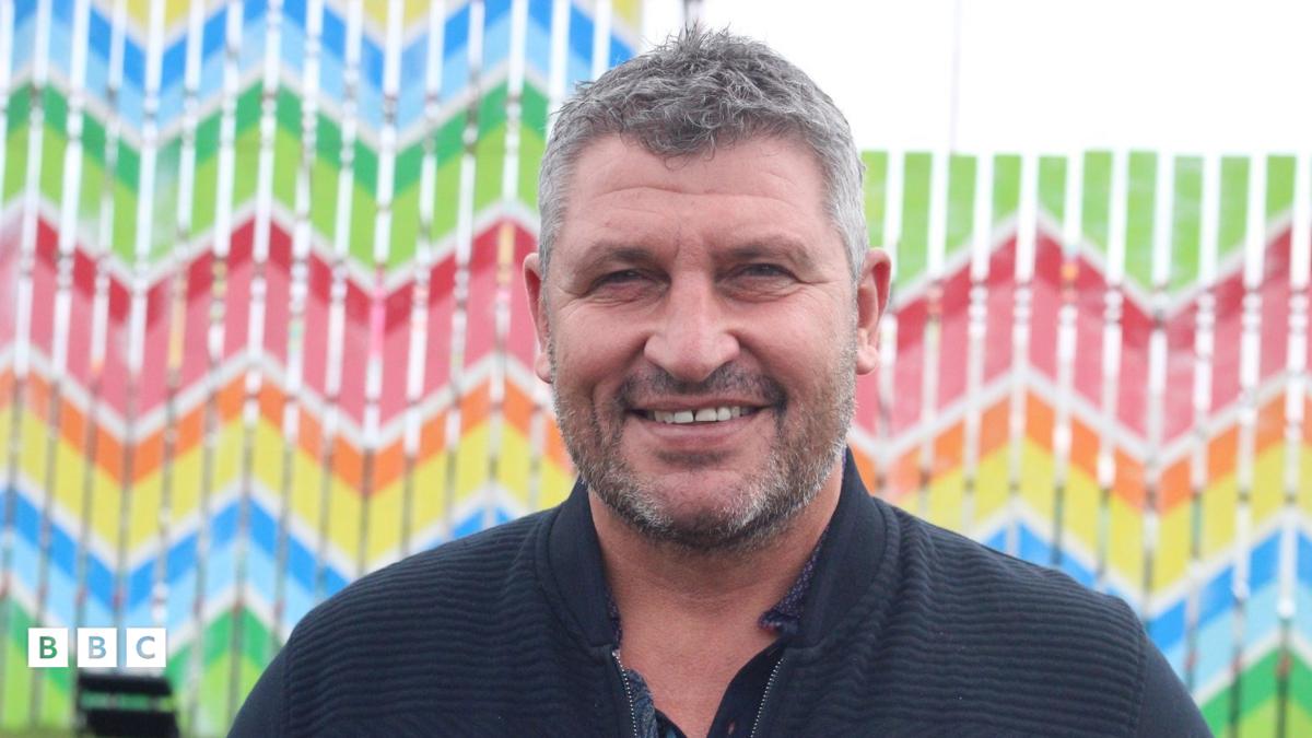 Osian Roberts yn cynnal y traddodiad teuluol - BBC Cymru Fyw