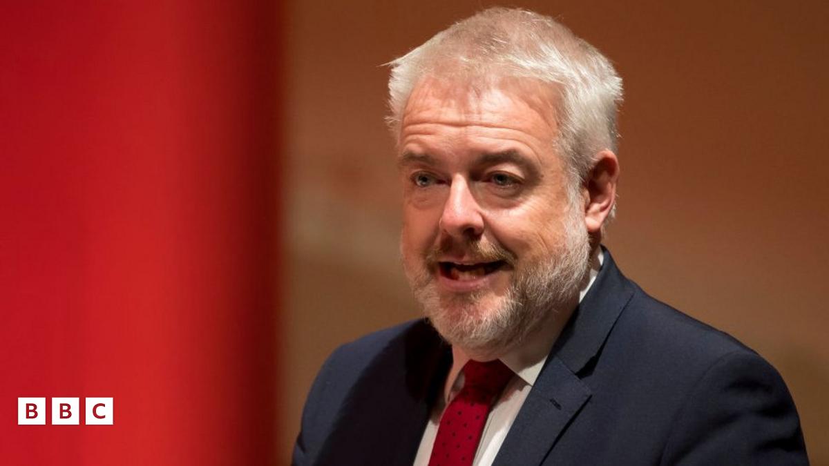 Cymraeg 2050: Prif weinidog yn 'siomedig iawn, iawn, iawn' - BBC Cymru Fyw