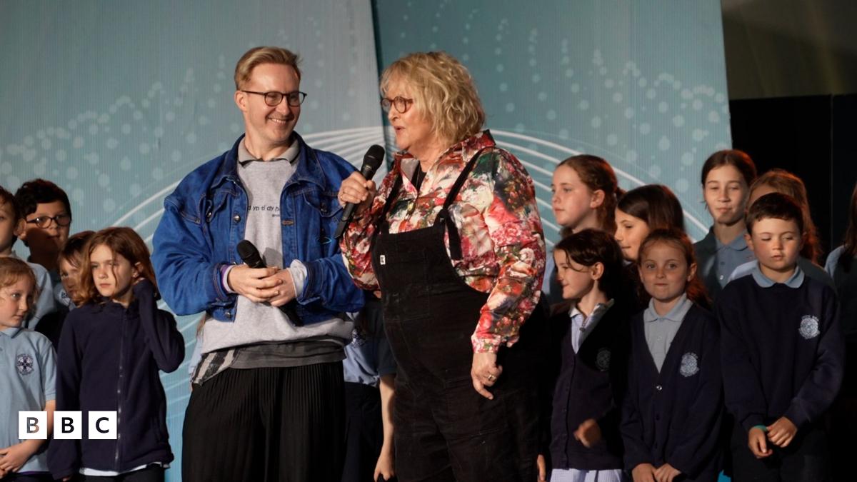 Bydd yn ti dy hun: Cân i 'ddathlu gwahaniaeth' - BBC Cymru Fyw