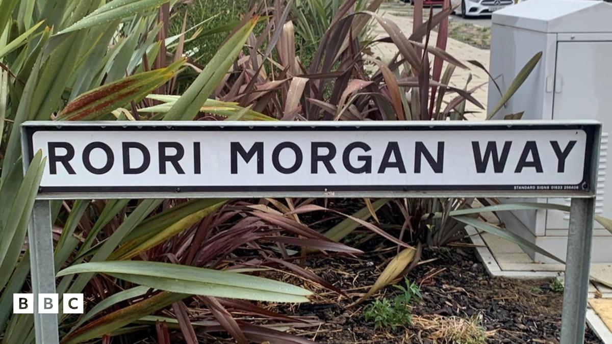 Caerdydd: Camsillafu enw Rhodri Morgan ar arwyddion stryd - BBC Cymru Fyw