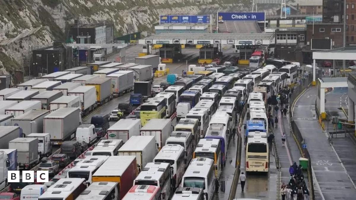 Sownd am oriau mewn porthladd yn 'hollol hunllefus' - BBC Cymru Fyw