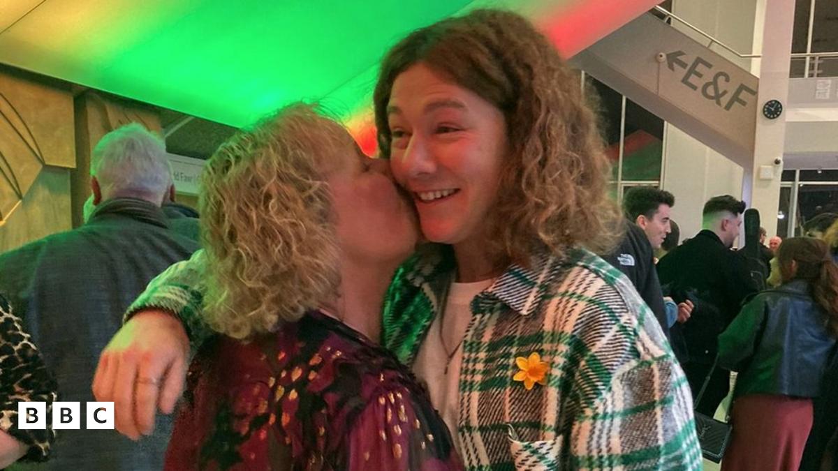 Y stori tu ôl i Cân i Mam - BBC Cymru Fyw