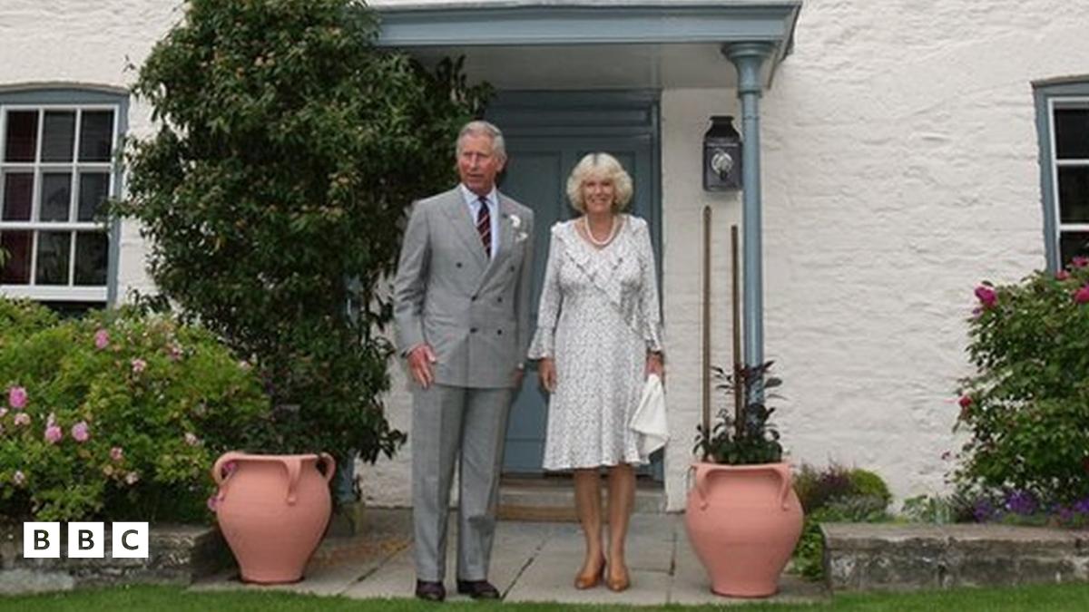 Balchder ymhlith 'cymdogion' y Brenin Charles ym Myddfai - BBC Cymru Fyw